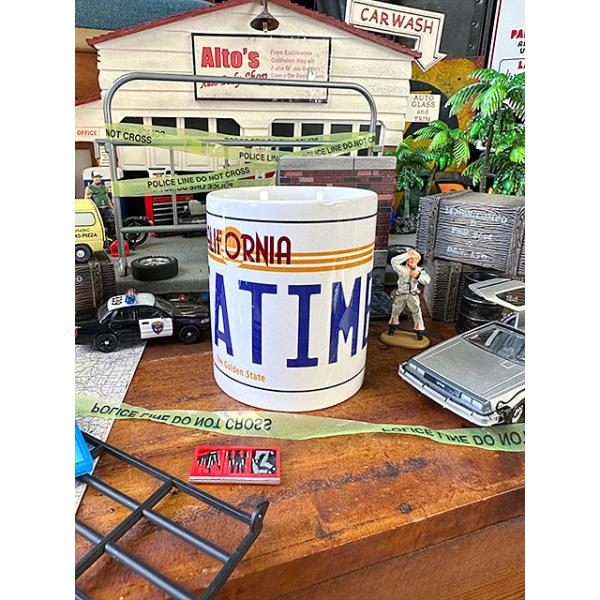 「バック・トゥ・ザ・フューチャー」の文字なんかどこにもないのにコレを一目見て、「あっ！デロリアンのだ！」と言えたアナタは、素晴らしい！そんなアナタのために用意されたオフィシャル・マグカップです。80年代に使われていたカリフォルニア州のナンバ...