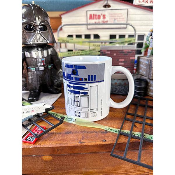スターウォーズの人気キャラ、「R2-D2」をデザインしたセラミック製のマグカップです。立体キャラのR2を平面に落とし込んだデザインなんだけど、どこからどう見てもR2-D2ってわかるのが、このキャラの唯一無二なスゴさ！オフィシャル物なので、正...