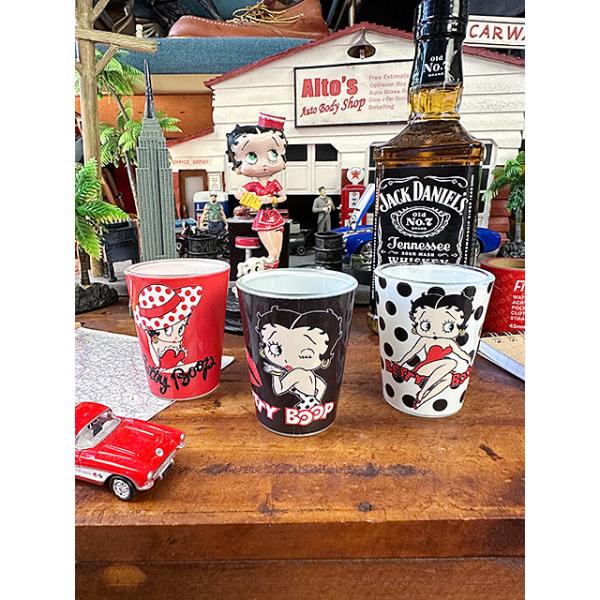 ベティブープ仕様になるとショットグラスだってこんなに華やかでカワイイの！色んなコスチュームで変身して魅了してくれる3種類のベティがギフトパッケージに入れられたグラスセットです。普段はガラスケースにコレクションとして飾っておいて友達なんかが遊...