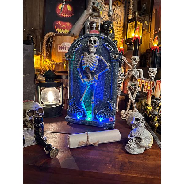 音や光にセンサーが反応して、墓石の下部分に設置されたスポットライトが点灯し軽快な音楽に合わせてガイコツが腰を振ってダンスをするという愉快なムービングオブジェ！その名も「ダンシングスケルトン」です。ハロウィンの飾り付けをいっぱいした後は今度は...