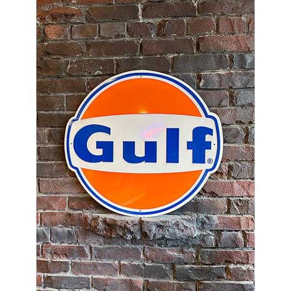 マックイーンファンならこのマークはついつい反応しちゃうでしょ？映画「栄光のル・マン」でガルフカラーのポルシェに乗って走ったあのシーンを！というわけで、そんなストーリーを込めて飾るのがこのガルフロゴの看板です。オイルカンパニーなんだけど人気の...
