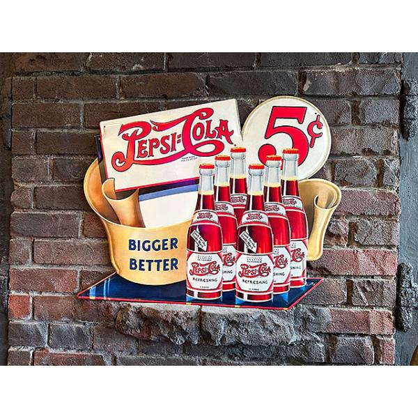 その昔、ソーダファウンテンやジェネラルストアの軒先を飾ったペプシの看板を復刻した人気のエンボスティンサインです。やっぱりアメリカ人は看板作りの天才！そのデザイン性は80年以上たった今でも色あせることなくむしろ当時のカルチャーが詰まったアート...