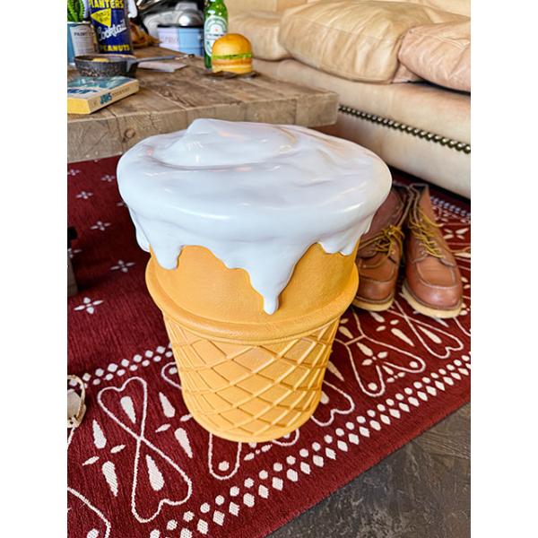 うわー　コレもうテーマパークじゃん！ソフトクリームをモチーフにしたおもしろスツールです。子供の頃、もしもお菓子の国に行ったら・・・・そんな妄想をしたことあるけど「お菓子の国のイスはきっとこんな風なんだろうなー」ってのを、本当に商品化しちゃっ...