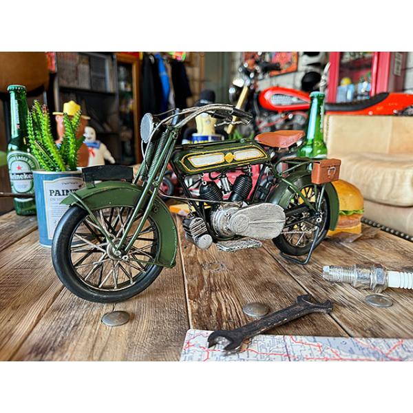 オートバイってよりもまだ自転車に近かった時代のヴィンテージモーターサイクルをモチーフにしたブリキオブジェです。ハーレーの代名詞となってるV型エンジンを初めて搭載した1909年に誕生の「モデル5-D」をモチーフにブリキ素材で再現してあるみたい...