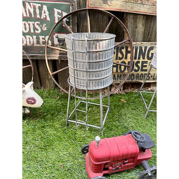 古き良きアメリカの象徴的な建築物のひとつウォータータンク（給水塔）をモチーフにしたプランターです。庭先にコレを置いてやるだけでそこが昔の時代のアメリカの景色になるっていう・・・・アメリカ好きにはたまらない素材です。プランターとして使えるので...
