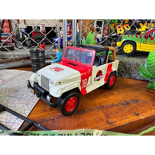 映画「ジュラシックワールド」に登場したJPスタッフが乗る ジープ ラングラーを人気のミニカーブランドのJadaが手がけたってのがコチラ！アメリカは映画の公開に合わせて色んなグッズを用意する楽しい国だからね！ジュラシックパークファンにはたまら...