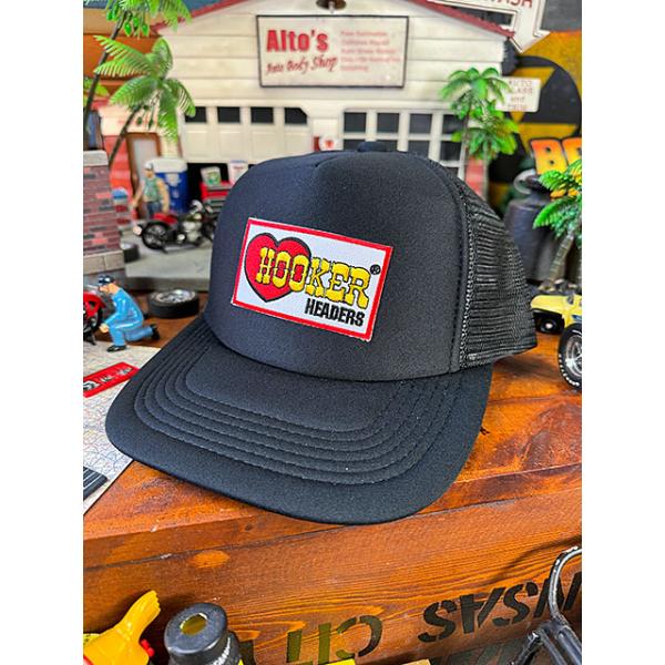 アメ車乗りやハーレー乗りにはおなじみのエキゾーストブランド「フッカーヘッダーズ」のワッペンが付いたメッシュキャップです。近所にプラプラと散歩や買い物に出かける時やちょっとした作業の時にサッと被れるキャップってあると便利なんだよなーそんな時に...