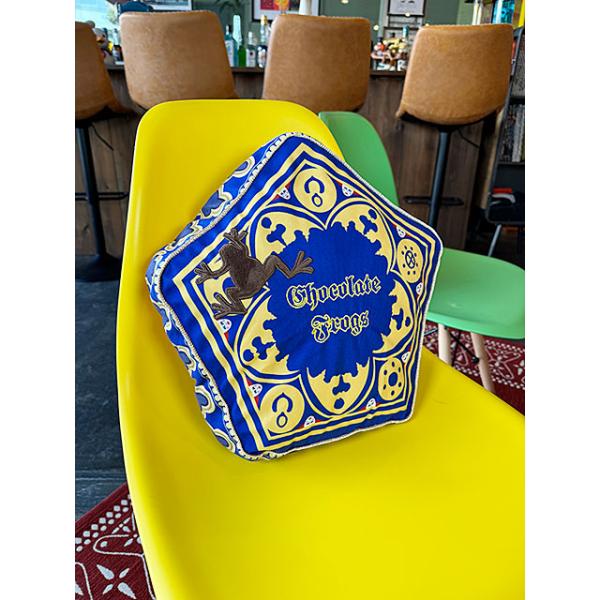 魔法界で大人気のチョコレート菓子「カエルチョコ」をクッションで再現したっていう・・・・楽しすぎるヤツ！ホグワーツ特急の中でロンと一緒にお菓子を食べるシーンで、初めて登場したの覚えてますか？パッケージを開けると魔法をかけられたカエルチョコが飛...