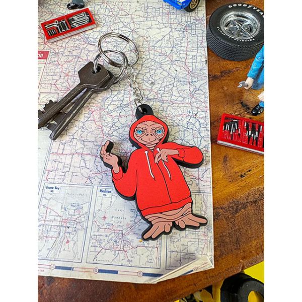 宇宙からやって来た地球外生命体「E.T.」と少年の絆を描いた心温まるSF映画「E.T.」80年代の懐かしい記憶が蘇ってくる・・・・昭和世代にはたまらないE.T.のラバーキーホルダーです。ノベルティとかでもらえそうなラバータイプのキーホルダー...