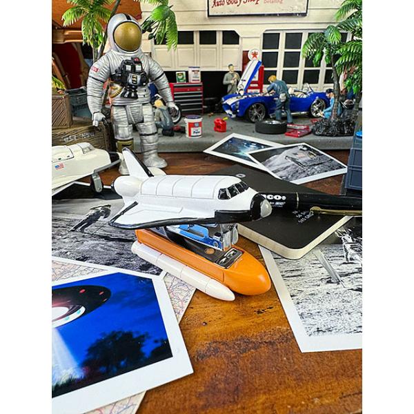 ステーショナリーはその機能にアッと驚かされるヤツと斬新な見た目に胸を躍らせるヤツがあるとすると、コイツは完全に後者の部類！人類の夢を宇宙に運んだ有人宇宙船スペースシャトルをモチーフにしたステープラーです。デスクの上をオモチャでいっぱいにした...