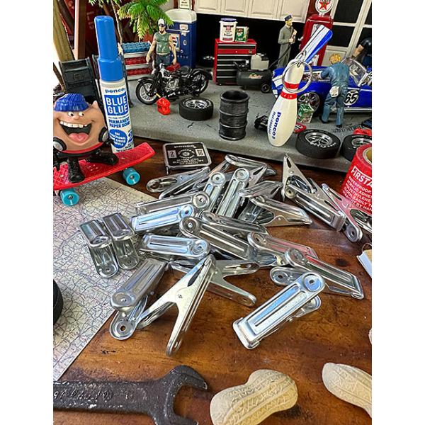 プラスチック製の洗濯バサミの劣化に嫌気がさしてた時にたまたま目にしたアルミ製ピンチ！「あっ そうだ！こんなのあったなー」さっそく全部入れ替えて、使い出してみたところこれがすこぶる快適！屋外に置いててもプラ製のように劣化しないしアルミ製なので...