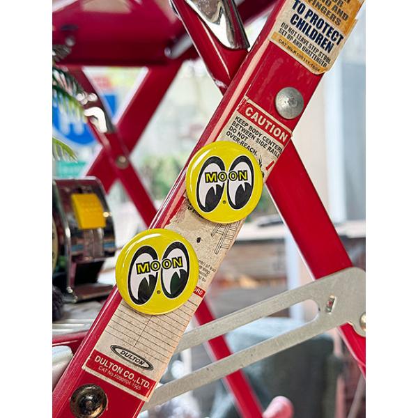 冷蔵庫やラック ツールボックスなどに書類をキープしておくのに便利なマグネットをムーンアイズがリリース！おなじみのアイシェイプドロゴのカタチをそのまま活かしてまんま丸型のマグネットにしたってヤツ！ワンポイントでムーンアイズロゴが入るだけで貼っ...