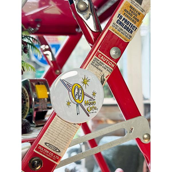 冷蔵庫やラック ツールボックスなどに書類をキープしておくのに便利なマグネットをムーンアイズがリリース！横浜・本牧にあるムーンカフェのロードサインのデザインをそのまま丸型のマグネットにしたってヤツ！ワンポイントでムーンカフェロゴが入るだけで貼...