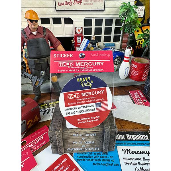 独特のインダストリアルな雰囲気を放つマーキュリーブランドから待望のステッカーがリリースされました。アメリカの工業製品っぽい雰囲気を醸し出すブランドだけにこのステッカーを貼るだけで、インダストリアルな雰囲気がプンプンしてくるアイテムへと変身！...