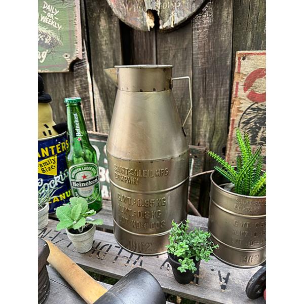 ガレージ系インテリアが好きな人なら「オイル缶」だとか「ドラム缶」ってのは ついつい反応しちゃうワードだよね？そこでこんなの見つけてきました！ヴィンテージのドラム缶をアレンジしたイメージのブリキ製の小物入れなんです。向こうのスワップミートなん...