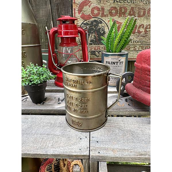 ガレージ系インテリアが好きな人なら「オイル缶」だとか「ドラム缶」ってのは ついつい反応しちゃうワードだよね？そこでこんなの見つけてきました！ヴィンテージのドラム缶をアレンジしたイメージのブリキ製の小物入れなんです。向こうのスワップミートなん...