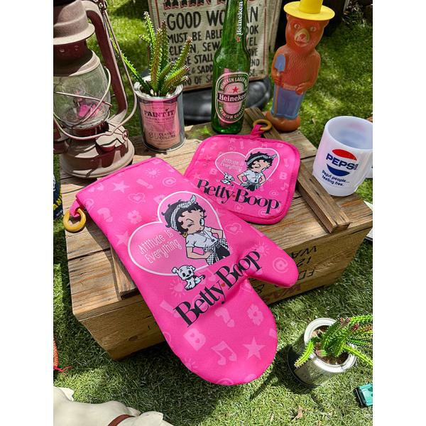 キッチンを一気にポップにしてくれる「ベティちゃんギア」の決定版！ピンクのカラーリングに「Attitude Is Everything（姿勢がすべて）」のメッセージ・・・・ベティらしいウィットとチャーミングさが毎日の料理をハッピーに変えるって...