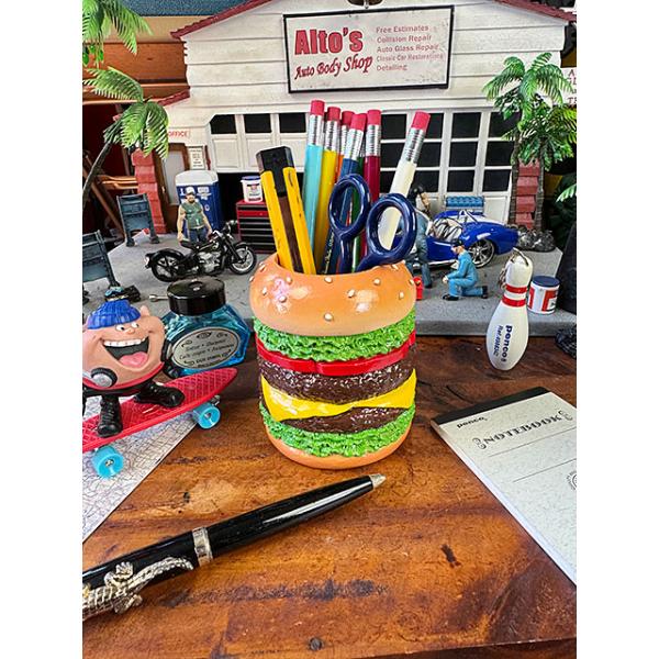 「あー 良い眺めだわ！」やっぱり うちらにはハンバーガーよ！毎日デスクに座った時に目線にハンバーガーが入るようにすると これがたまらんのです（笑）特製ビーフパティの間には とろけるチーズシャキシャキレタスとフレッシュトマトを載せて ゴマ付き...