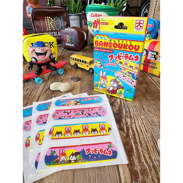 大人になった今 あらためて手に取ってみたら懐かしすぎるお菓子のパッケージたち！どれもこれも 子供の頃に食べたおなじみのラインナップが「絆創膏」（ばんそうこう）になったってユニークなヤツなの！パッケージを見ただけであの頃の懐かしい記憶が次々と...