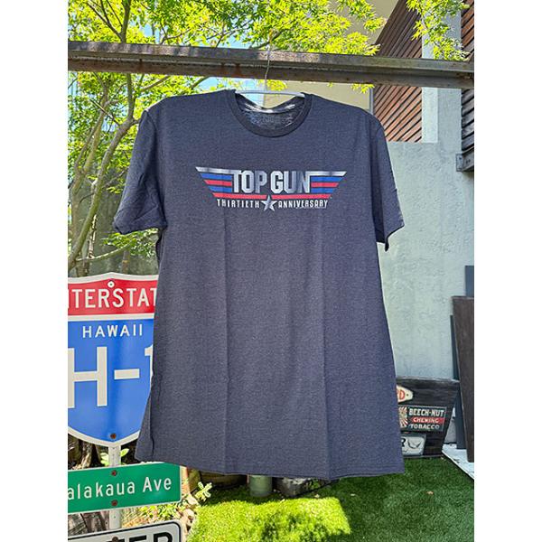 これを着れば気分はマーヴェリックさ！アメリカで見つけたトップガンの30周年記念オフィシャルTシャツです。伝統のロゴマークがバシッと正面に入った直球ストレートなデザインです。こういうの着ると思い切り映画の主人公気分にさせてくれるからイイよなー...