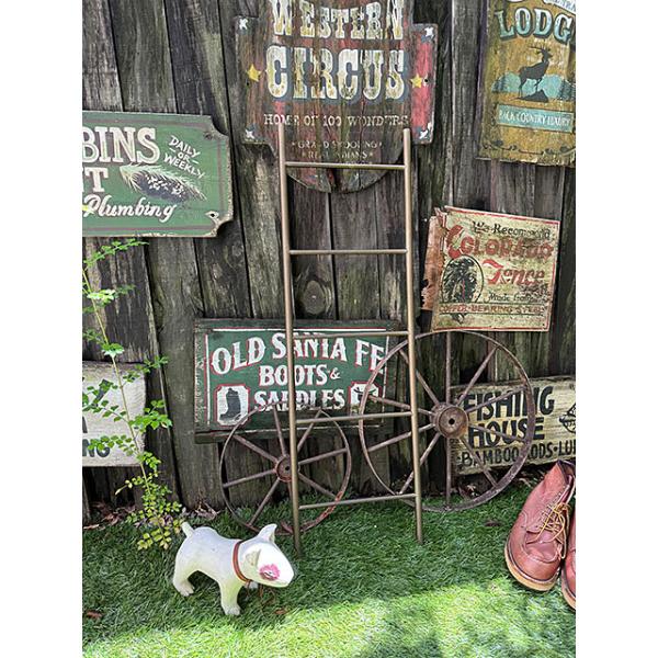 アンティークで昔から人気のオールドラダーをモチーフにしたディスプレイ用のスリムラダーです。「ハシゴに雑貨を掛けて飾る」って発想がオシャレでしょ？もともとはアンティークの本物のラダーで みんなしてたワザなんですが本物だとサイズが大きくて ちょ...