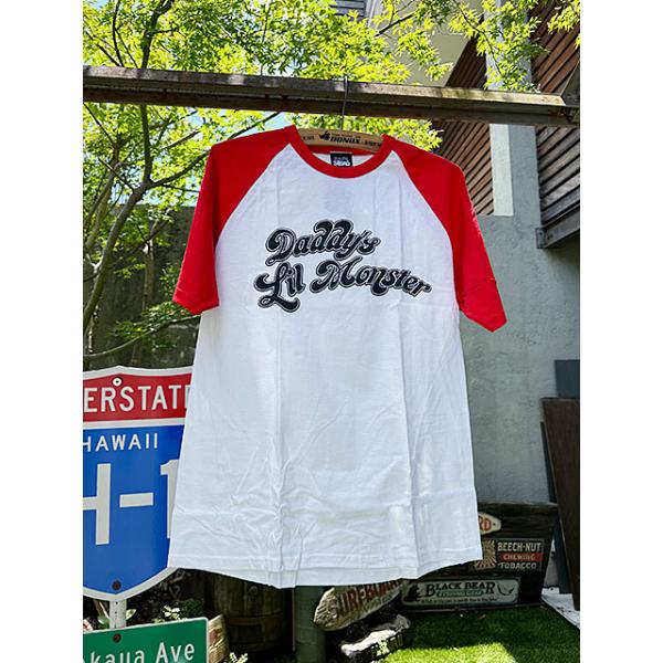 ※こちらはLサイズの販売ページです。映画「ザ・スーサイド・スクワッド」でハマり役過ぎたマーゴット・ロビー演じるハーレイ・クイン！彼女が劇中で着ていた「Daddy's Lil Monster」Tシャツがオフィシャルモノで登場です。こういうネタ...
