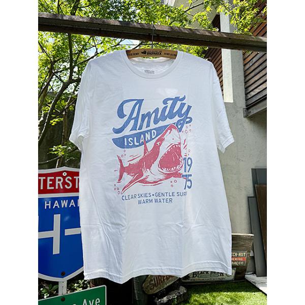 USJでもアトラクションが相変わらずの人気ぶり！巨匠スティーブン・スピルバーグ監督のパニック・サスペンス映画「ジョーズ」のオフィシャルTシャツです。映画の舞台となった「アミティアイランド」をテーマにしたTシャツってところがツウっぽくて好きだ...