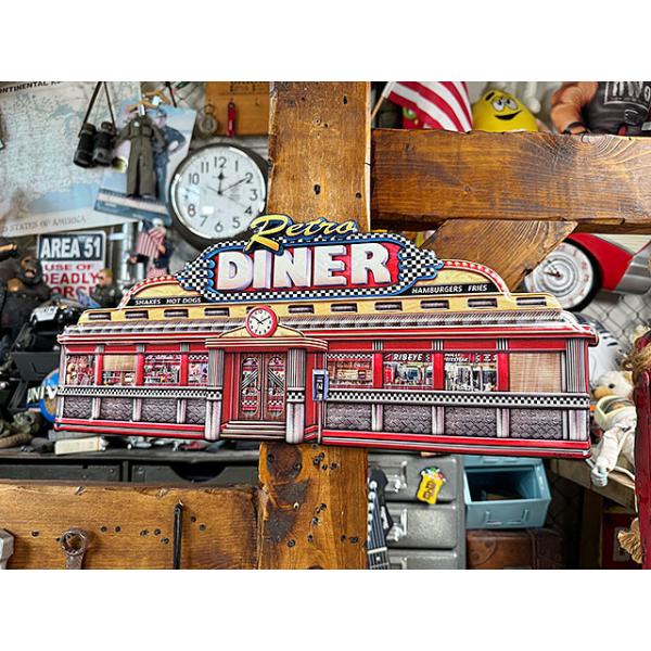 アメリカの王道レストランダイナーをエンボスティンサインでそのカタチのまま再現したユニークな看板です。これまでダイナーをテーマにした看板は数々ありましたがレストランの建物をそのまま再現するって発想はなかったです。コレ 確かに面白いし飾るってみ...