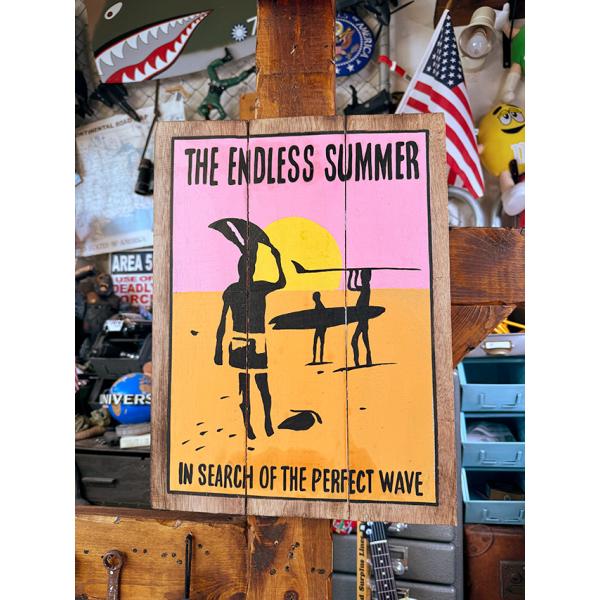 1966年公開サーフィン映画の金字塔「THE ENDLESS SUMMER」その名を聞くだけで波と太陽の記憶が蘇る人も多いはず！ピンクとオレンジの大胆な配色そしてシルエットで描かれた3人のサーファー…このデザインまさに「カリフォルニアの青春...