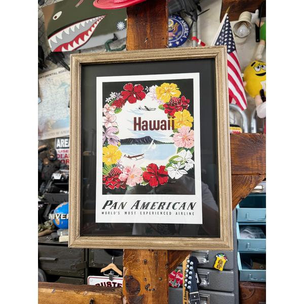 伝説の航空会社「PAN AMERICAN」が描いた夢のハワイポスターをウッドフレームに納めたアート。もうねー 部屋に飾るだけで南国行きの気分フライト開始ですよ！真ん中には ドーンとダイヤモンドヘッド！ぐるっと囲むのはハイビスカスとプルメリア...
