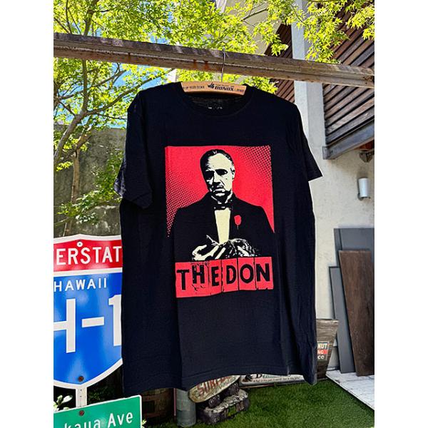 うわー これはシブいわ！映画「ゴッドファーザー」に登場するコルレオーネ家のボスドン・ヴィトー・コルレオーネをプリントした 超絶インパクトを放つ公式Tシャツです。「ゴッドファーザー」って聞くだけであのクラシックな音楽が脳内で自動演奏されるから...