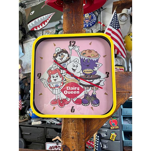 ヴィンテージスタイルのスクエアクロックをモチーフに80年代風のレトロなアドバタイジングを文字盤にデザインした オールドアメリカ好きにはたまらない壁掛け時計です。こちらは賑やかなアイスのキャラクターたちがカワイイデイリークイーン！昔のパッケー...