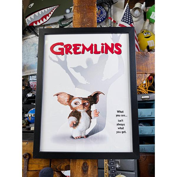 映画「グレムリン」に登場する人気キャラギズモが登場する当時の劇場版ポスターを再現した オフィシャルモノのフレームアートです。ズングリした姿が可愛いギズモがオシャレなアートになるなんてギズモ好きにはたまらんです。ちなみにギズモってもともとはチ...