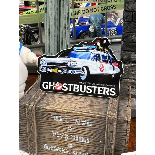 映画アイテムの中でも圧倒的人気を誇る名車ECTO-1 がそのまま飛び出してきたようなステッカーがコチラ！白いボディに赤いNo-Ghostマーク。ルーフ上にゴチャッと積まれた謎機材。そしてフロントの黄色ナンバー「ECTO-1」。どこを切り取っ...