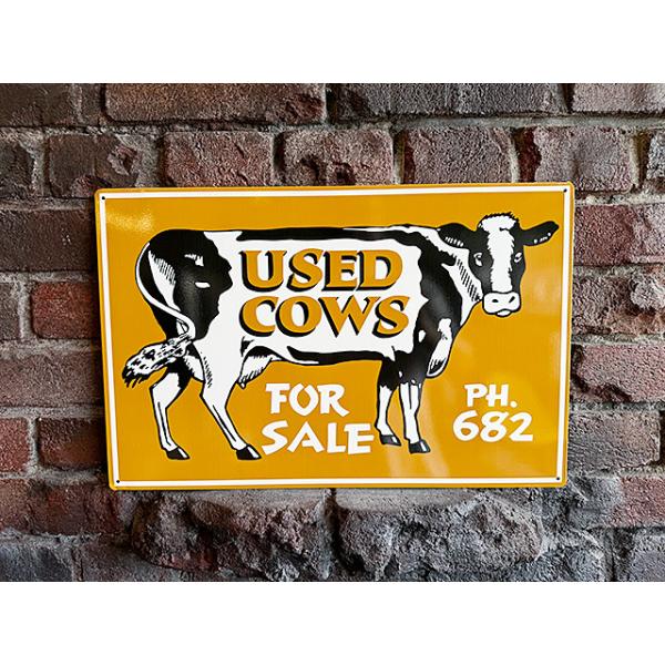 アメリカのケンタッキー州なんかの田舎の牧場でたまーに目にする「USED COWS FOR SALE」の看板を再現したユニークなブリキ看板です。アメリカ人にも珍しいんだろうね！いわゆる 田舎とかその地方ならではの変わった看板ってヤツですね！牛...