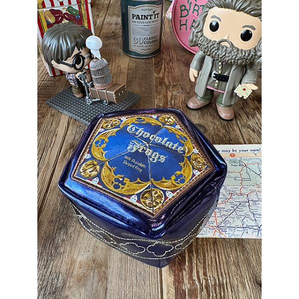 ハリポタファンをその気にさせてくれるところが好き！魔法界で大人気のチョコレート菓子「カエルチョコ」をモチーフにしたユニークなファスナーポーチです。ホグワーツ特急の中で ロンと一緒にお菓子を食べるシーンで初めて登場したの覚えてますか？パッケー...