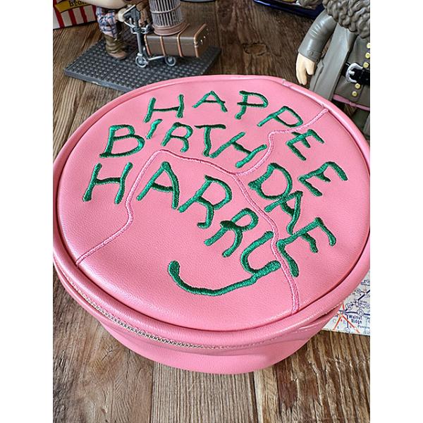 ハリポタファンをその気にさせてくれるところが好き！映画「ハリーポッターと賢者の石」で ハグリッドがハリーのために作った愛情たっぷりのバースデーケーキをモチーフにしたユニークなファスナーポーチです。カタチがいびつで スペルミスもあったりするん...