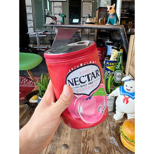 懐かしい昭和時代を思い出すジュース「不二家ネクター」を缶のまま まるごとポーチにしたっていう ユニークなヤツを発見！ネクターって 子供の頃は自分で買って飲んだ記憶はなくてどこかに行った先で出される特別なジュースってイメージ！濃厚でとろける桃...