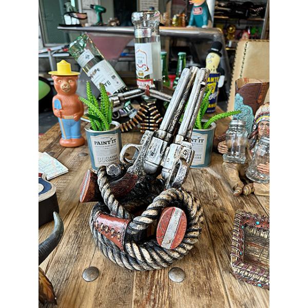 ガンマニアに贈るワインホルダーがこちら！ウエスタンの本場テキサス州で見つけたリボルバーガンをモチーフにしたスタンドタイプのワインホルダーです。しかし こんなデザインまさかって感じでしょ？日本人のボクらじゃ絶対思いつかない発想だもん！ガンとガ...