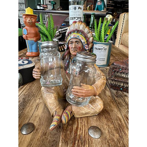 インディアンをモチーフにした珍しいオブジェ！両手にはソルト＆ペッパーボトルを抱えていて実際に手に取って使えるってところがユニークです。本場テキサスのメーカーで見つけた逸品で ウエスタン物はさすがによく目にしますがインディアン物はだんだん見か...