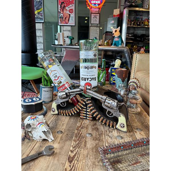 ガンマニアに贈るワインホルダーがこちら！ウエスタンの本場テキサス州で見つけたリボルバーガンをモチーフにしたスタンドタイプのワインホルダーです。しかし こんなデザインまさかって感じでしょ？日本人のボクらじゃ絶対思いつかない発想だもん！ガンとガ...