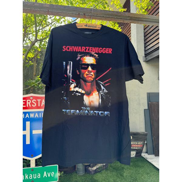 シュワルツェネッガーの代表作となった映画「ターミネーター」の第一作目の映画ポスターを そのままTシャツにしたっていう・・・・公式グッズならではの逸品！T-800型バトルサイボーグがサラ・コナーを執拗に追いかけてくるあの恐怖感と言ったらもう・...