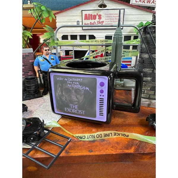 ホラー映画史に名を刻む「エクソシスト」がまさかの “TV型マグ” になって登場！見た目はただのレトロなブラウン管テレビ・・・・そう思って油断してるとゾッとする瞬間が訪れるの！お湯を注いだその時――画面の奥からリーガンが・・・・！！じわじわと...