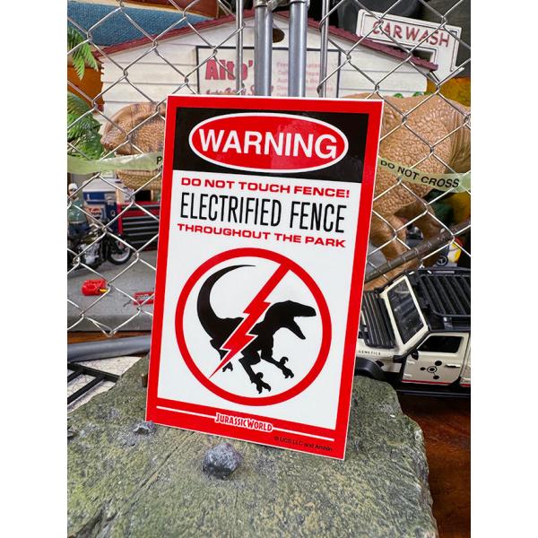 赤と白の警告デザインに真ん中には稲妻を貫かれたヴェロキラプトルのシルエット。映画「ジュラシックワールド」のパーク内で掲げられていた有名な警告サインを再現したステッカーです。「WARNING」「DO NOT TOUCH FENCE!」──この...