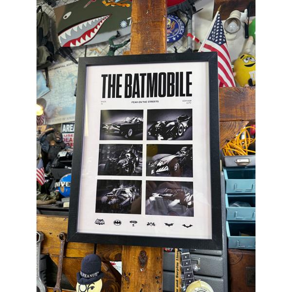 闇夜を駆け抜けた 伝説のマシンたち。歴代のバットモービルを並べたフレームアート。クラシックな'60s TVシリーズからティム・バートン版 ノーラン版 そして最新のバットマンまで・・・・それぞれの「時代の正義」を象徴する名車がずらりと並んだデ...