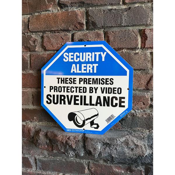 ガレージや倉庫付近に貼っておくと効果絶大！アメリカンスタイルの防犯サインです。向こうのホームセンターに行くと この手の看板も色んなのを目にしますが全体の雰囲気はアメリカンで カメラのアイコンで日本人に視覚的にパッと警告されてるがわかるデザイ...