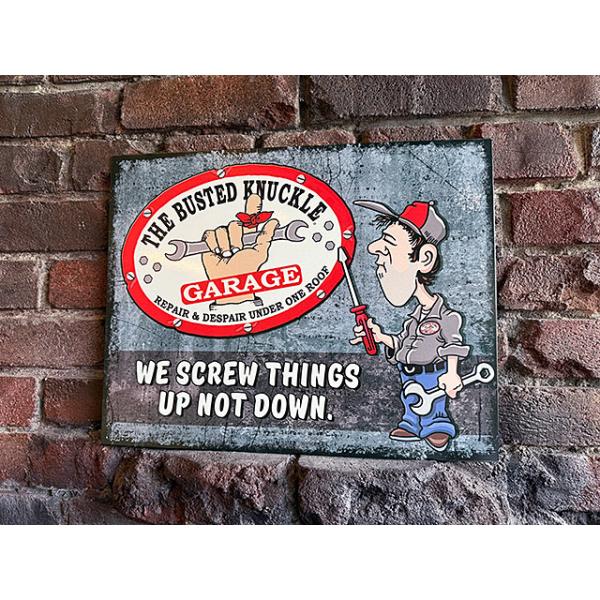 企業キャラを作らせるとアメリカ人って天才的ですがメカニックのオヤジを題材にキャラ作りをすると こんなに可愛いヤツが誕生しました！リリースしたのはスパナを握りしめたゲンコツマークが人気のバステッドナックルガレージから！ここの看板はホントにクル...