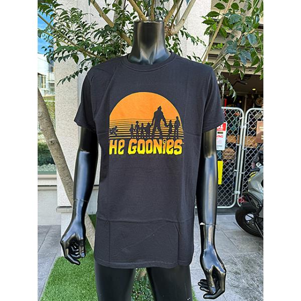 子供の頃にグーニーズを観た時の衝撃たるや今でも忘れられない！友達と無性に宝探しの旅に出たくなったもん！このTシャツを目にした時 ホントに久しぶりにグーニーズに再会して当時の記憶がバッーと蘇ってきて コレを着たくて仕方がなくなった私（笑）デザ...