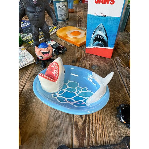 ザブーン！突如襲いかかる人食いザメジョーズをテーマにした 面白プレートです。USJのアトラクションを思い出させてくれるこのノリいやはや最高！子供の頃に「ご飯中に遊んじゃ行けません！」なんて注意されたものですがお行儀の悪いことをすると楽しいの...