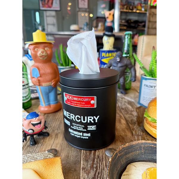 マーキュリーブリキシリーズと言えばどんな物でもインダストリアルな雰囲気に変身させる人気のシリーズですが今回は「トイレットペーパーホルダー」がリリースされました。いつものマーキュリーロゴに銘板風のプレートが装着された男前な見た目は相変わらず！...